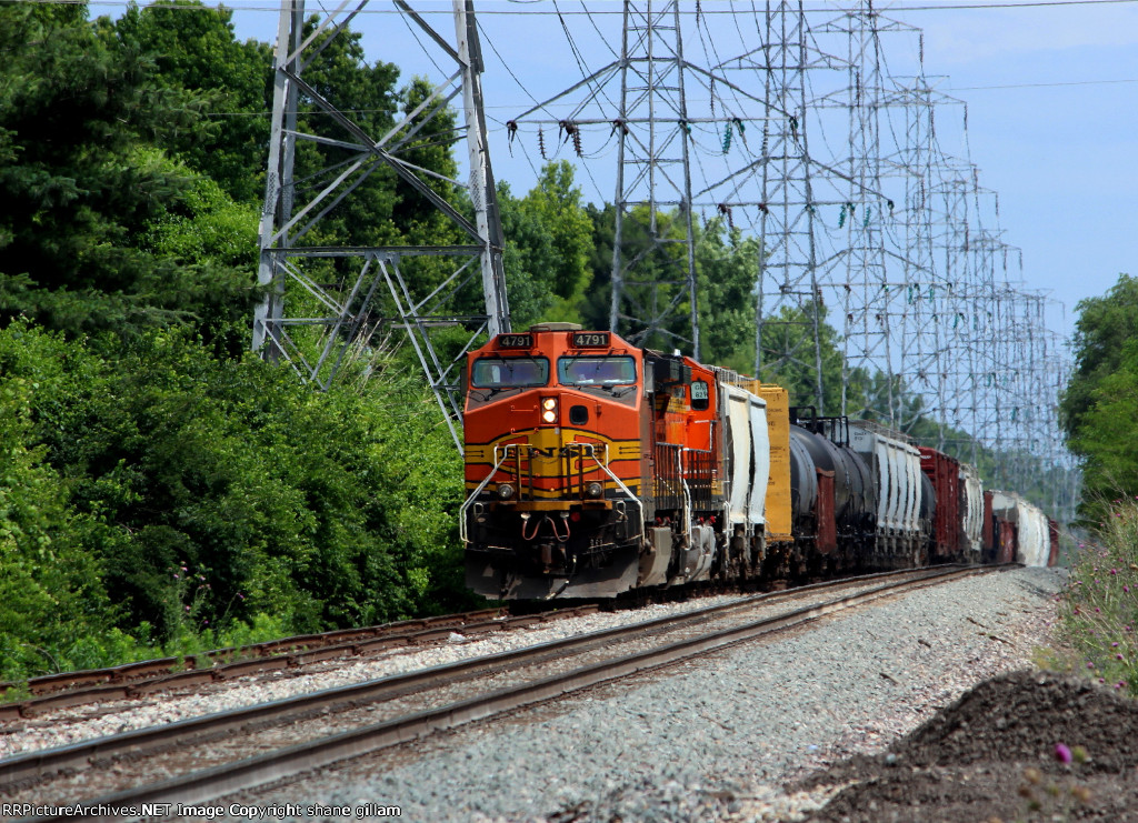 BNSF 4791 waits in the siding.